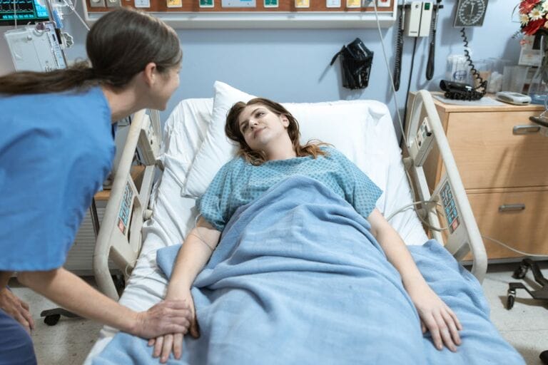 A guide to disposable vs. reusable hospital bed sheets: Pros and cons ...